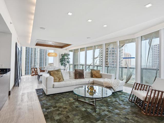 Apartment with pool