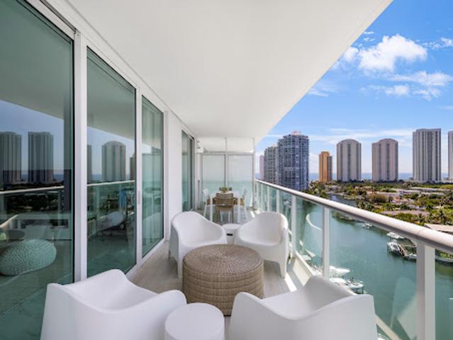Apartment with pool
