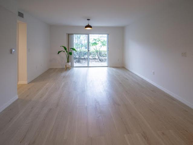 Apartment with pool