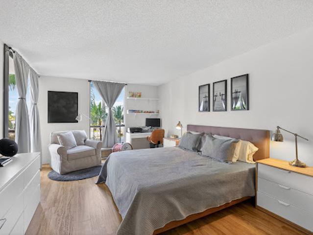 Apartment with pool
