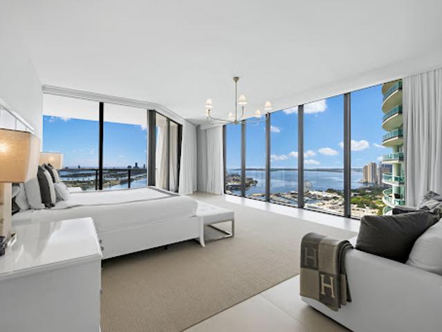 Apartment with pool