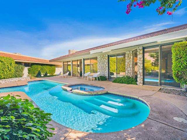 Apartment with pool