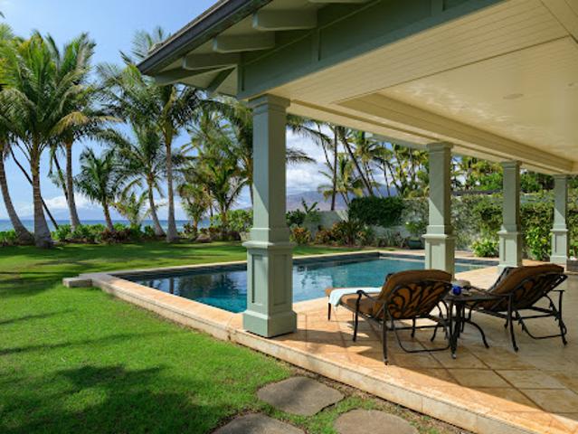 Apartment with pool
