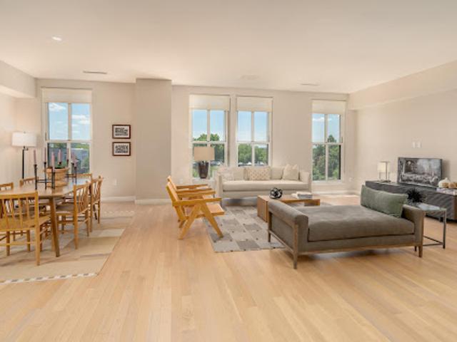 Apartment with pool