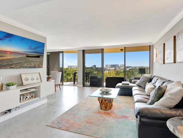 Apartment with pool