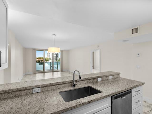 Apartment with pool