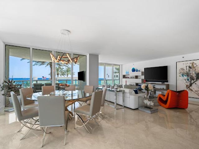 Apartment with pool