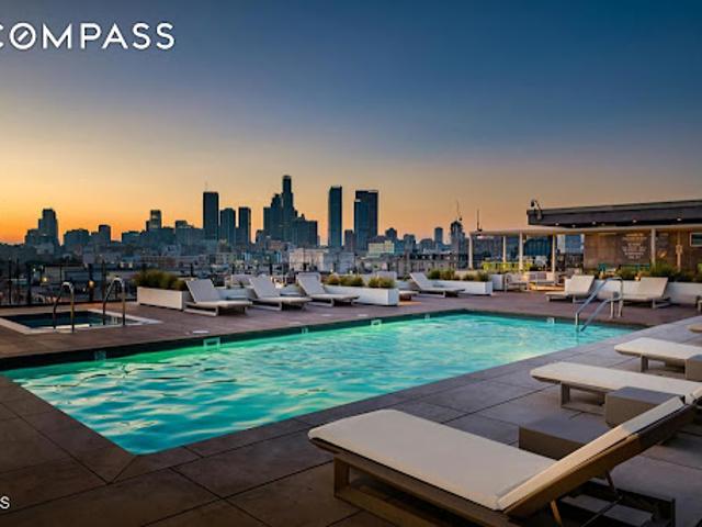 Apartment with pool