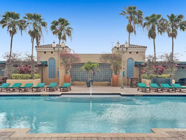Apartment with pool