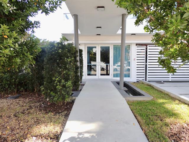Apartment with pool