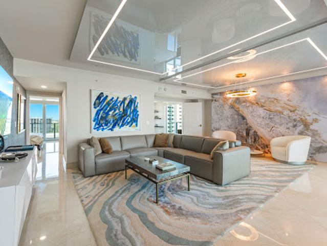Apartment with pool