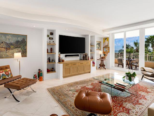 Apartment with pool