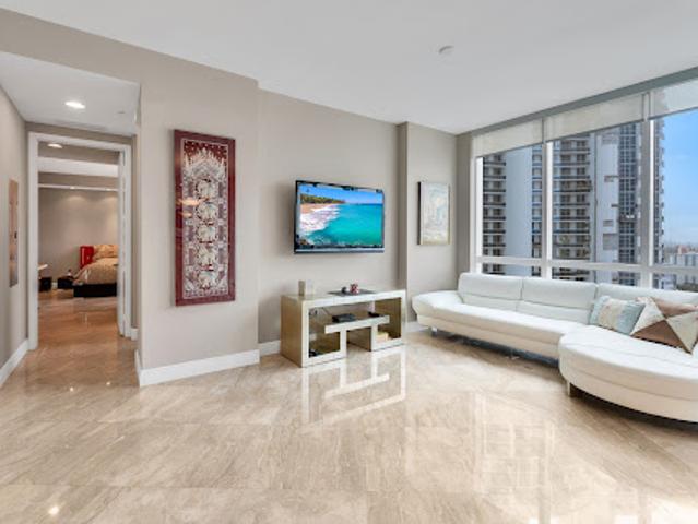Apartment with pool