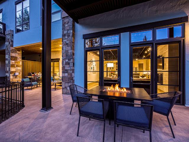 Apartment with pool