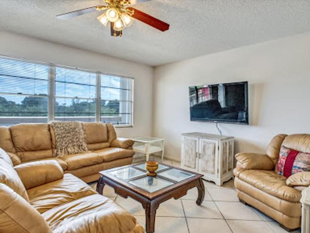 Apartment with pool