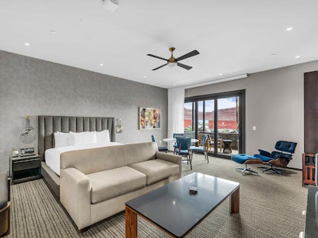 Apartment with pool