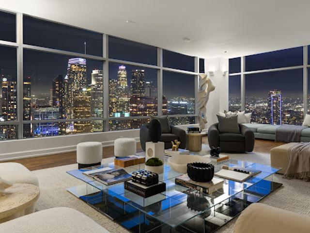 Apartment with pool