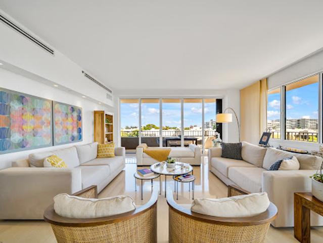 Apartment with pool
