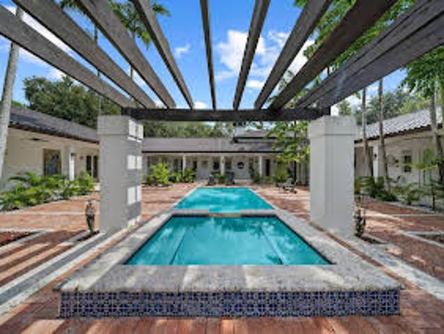 Apartment with pool