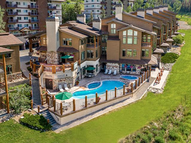 Apartment with pool