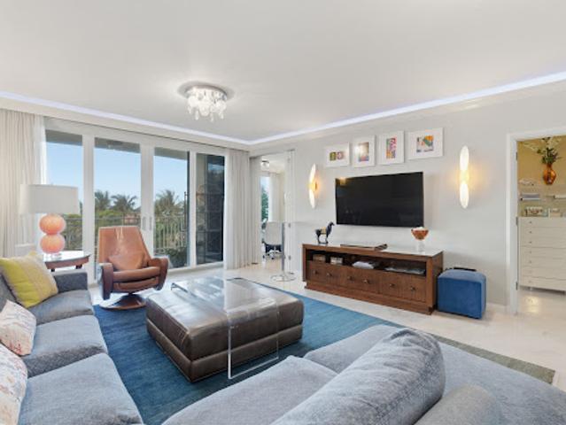 Apartment with pool