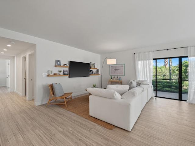 Apartment with pool