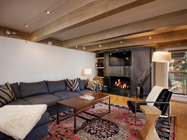 Apartment with pool