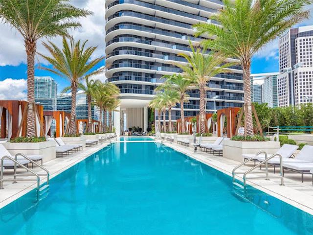 Apartment with pool