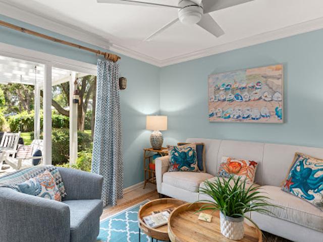 Apartment with pool