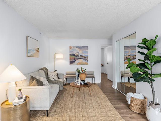 Apartment with pool