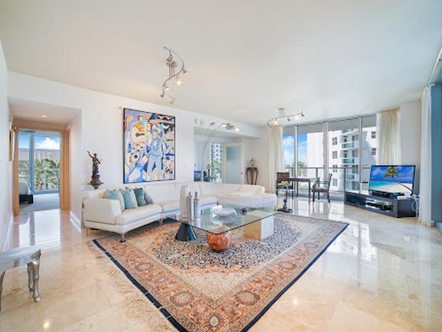 Apartment with pool