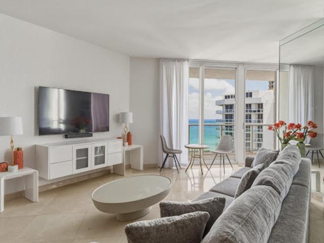 Apartment with pool