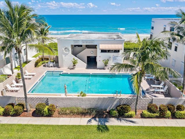 Apartment with pool