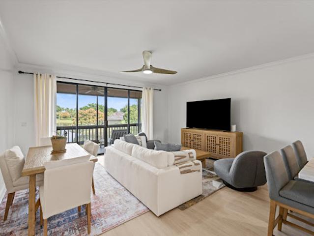 Apartment with pool