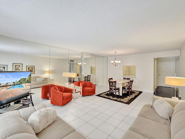 Apartment with pool