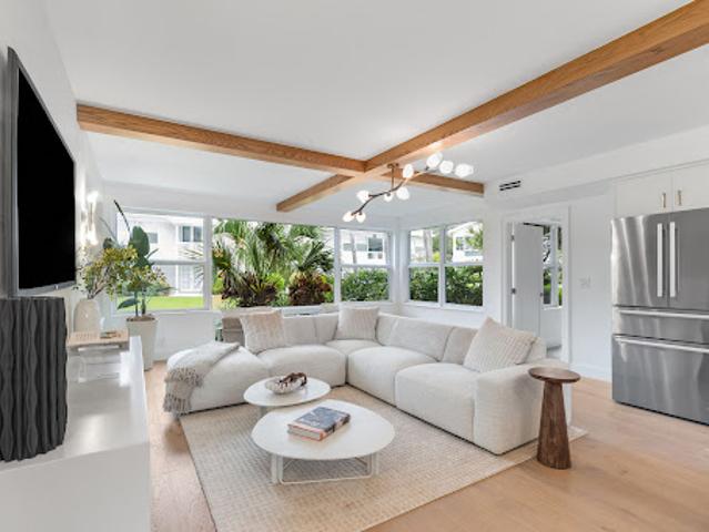 Apartment with pool