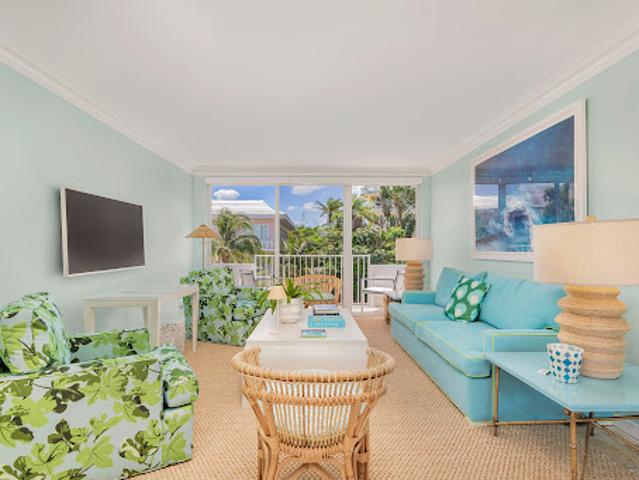 Apartment with pool