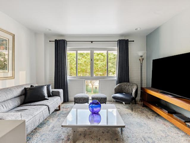 Apartment with pool