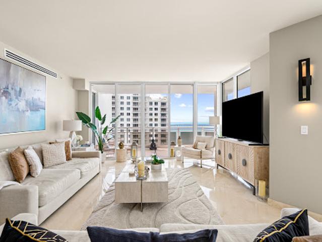 Apartment with pool