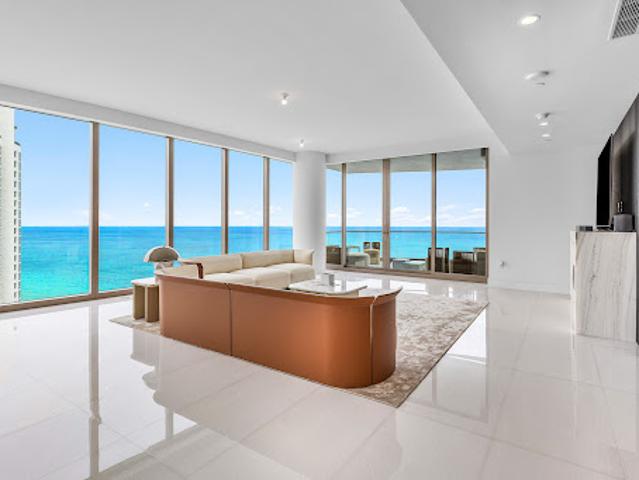 Apartment with pool