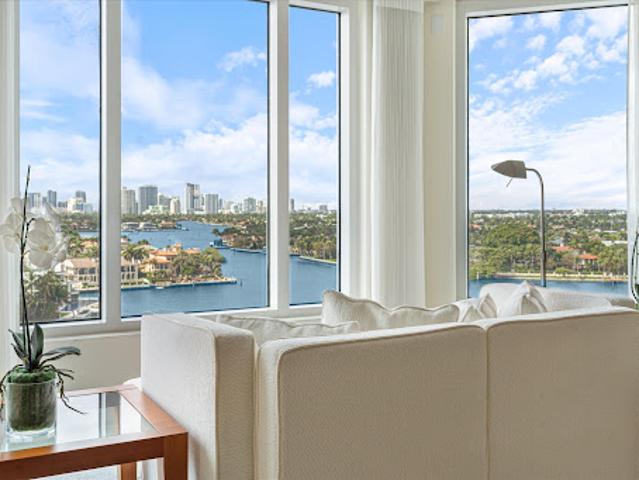 Apartment with pool