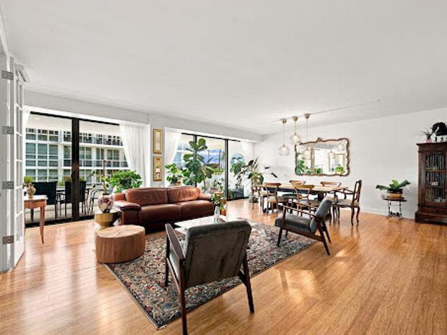 Apartment with pool