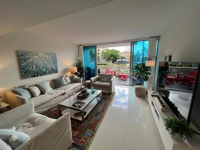 Apartment with pool