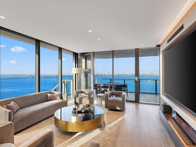 Apartment with pool