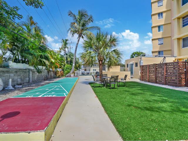 Apartment with pool