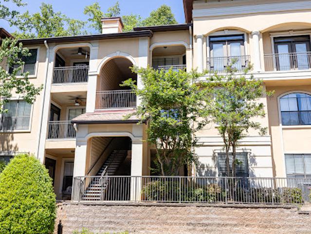 Apartment with pool