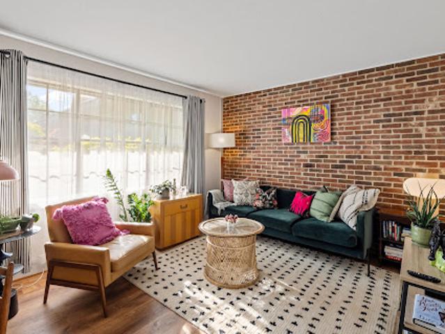 Apartment with pool