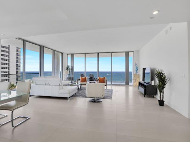 Apartment with pool