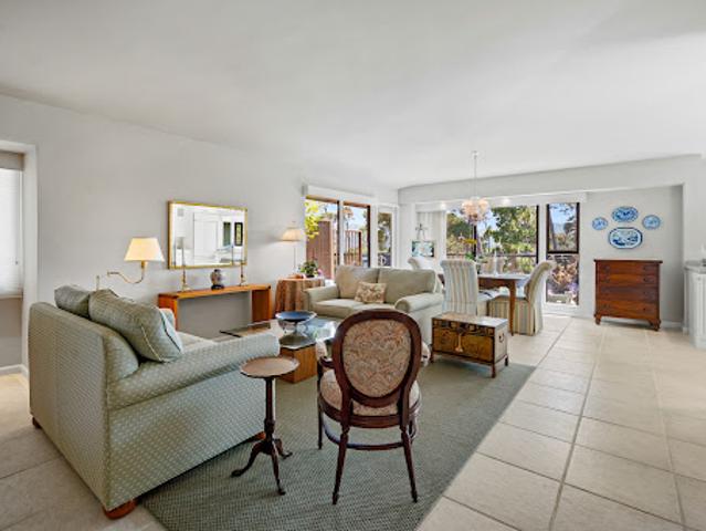 Apartment with pool