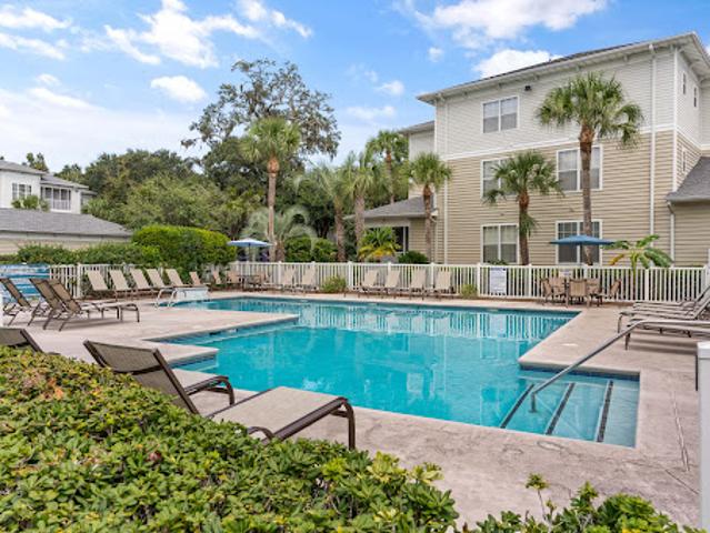 Apartment with pool